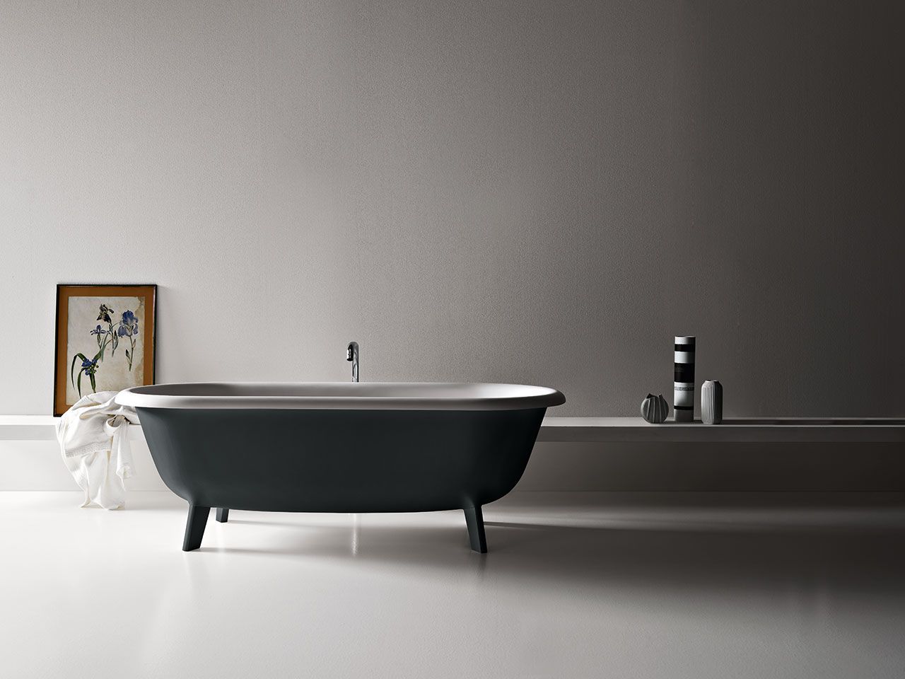 OTTOCENTO Oval Cristalplant® bathtub on legs By Agape