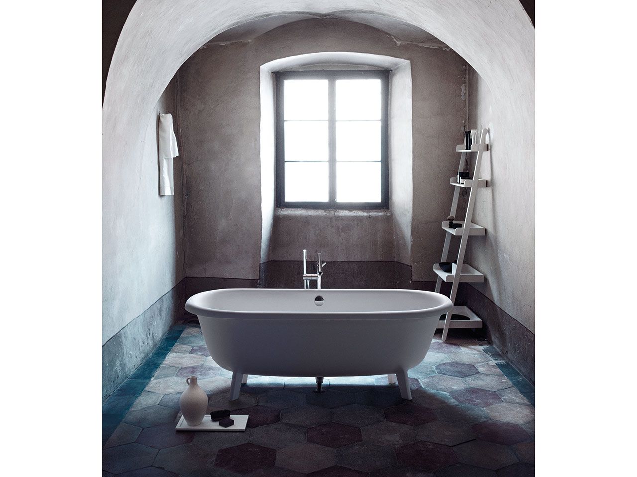 OTTOCENTO Oval Cristalplant® bathtub on legs By Agape