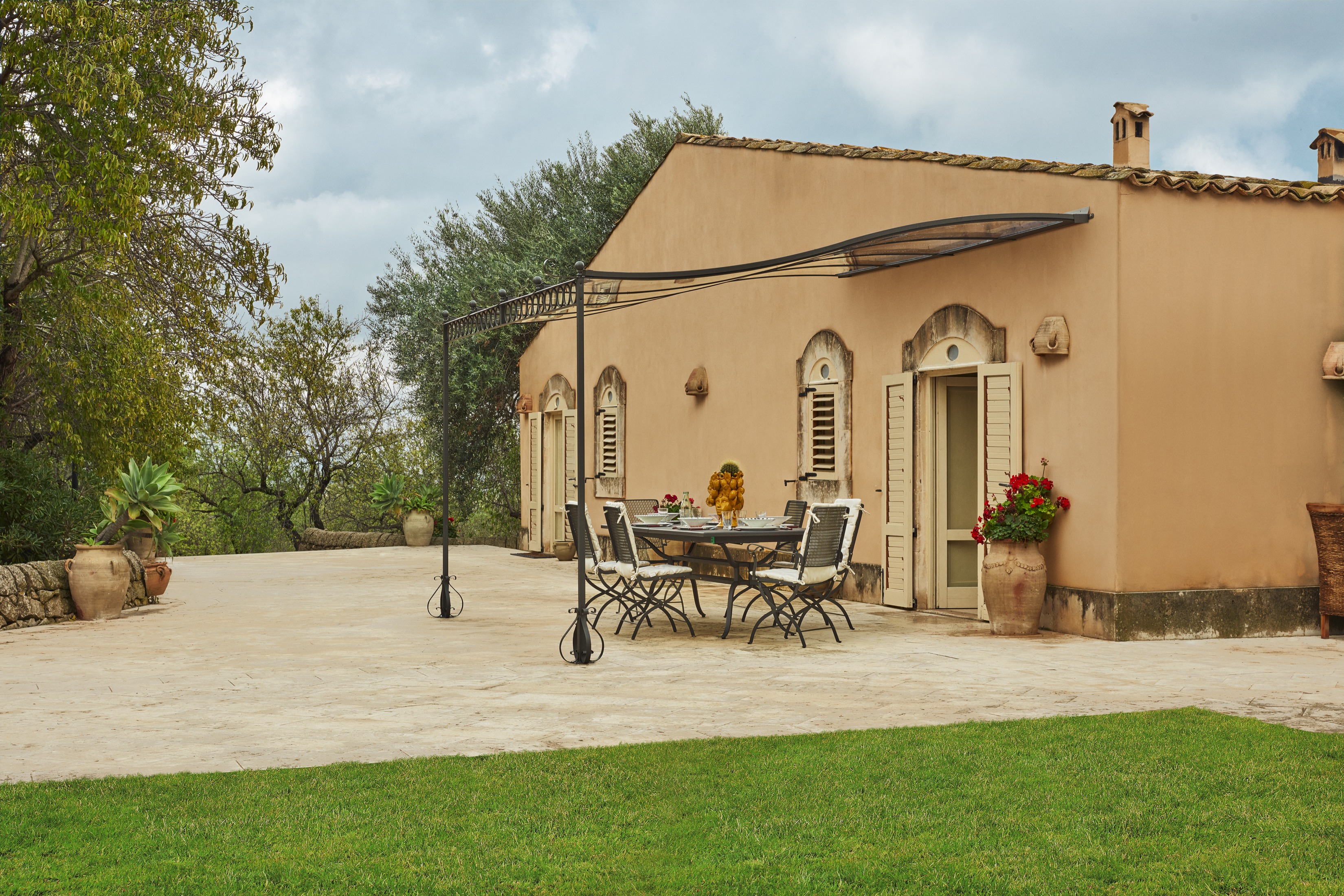 TIBISCO Wall-mounted iron pergola By Unopiù