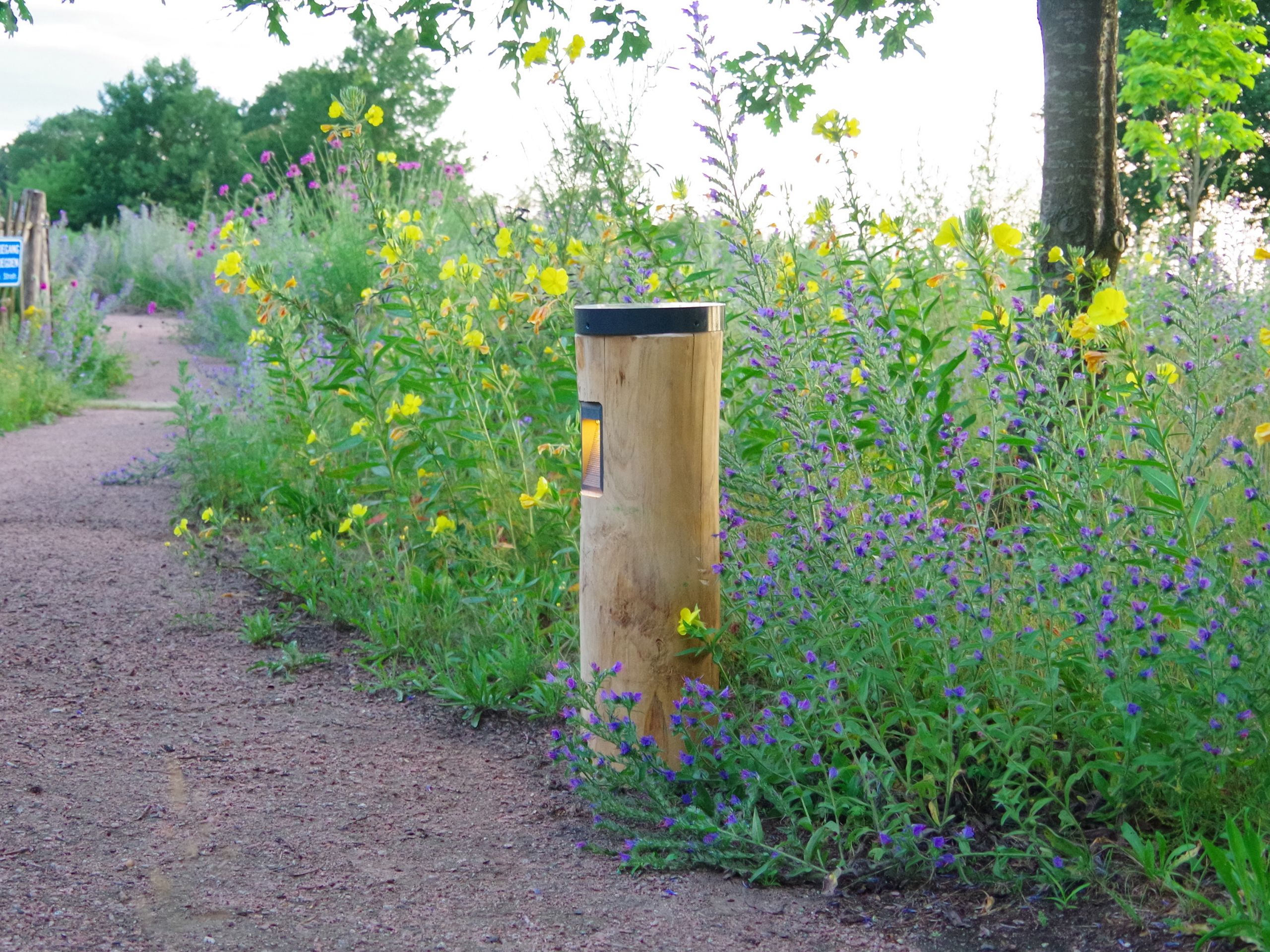 PIATTO SOLAR LED Solar Powered chestnut bollard light By Timberlab