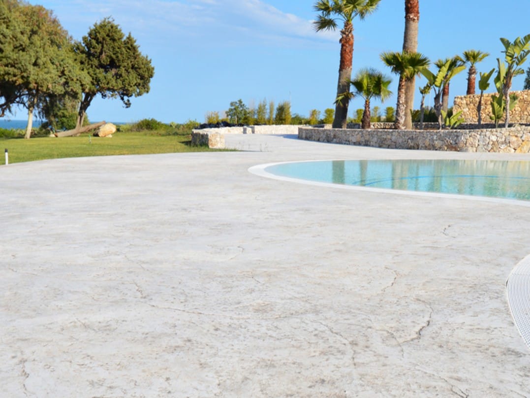 PLAM STAMPABLE OVERLAY Low-thickness stamped concrete By Isoplam