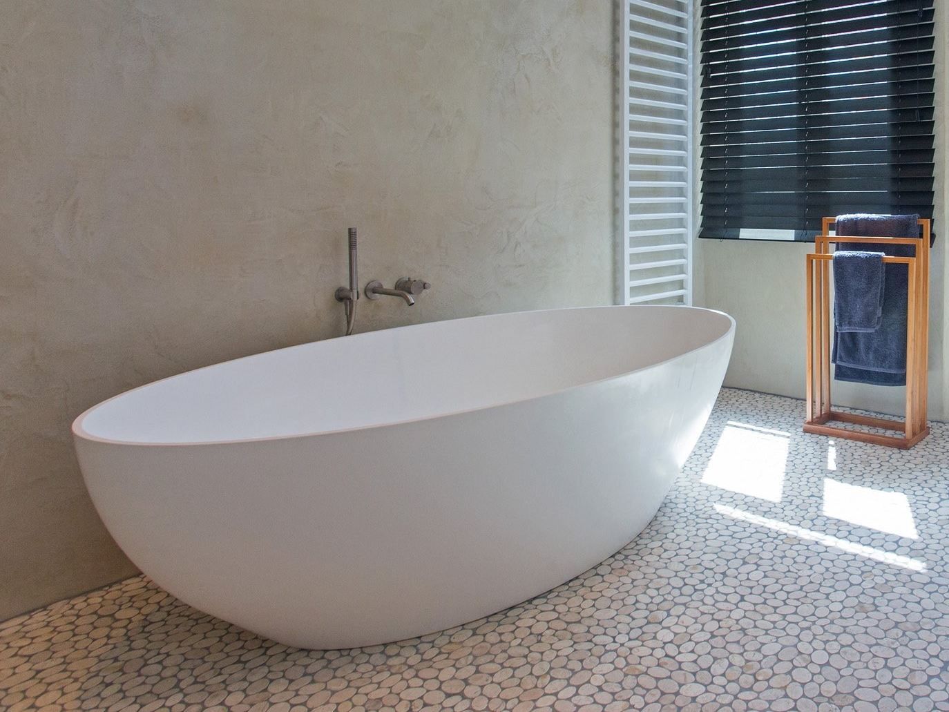 2 seater freestanding bathtub COCOON SALINAS By COCOON design Jessie ...