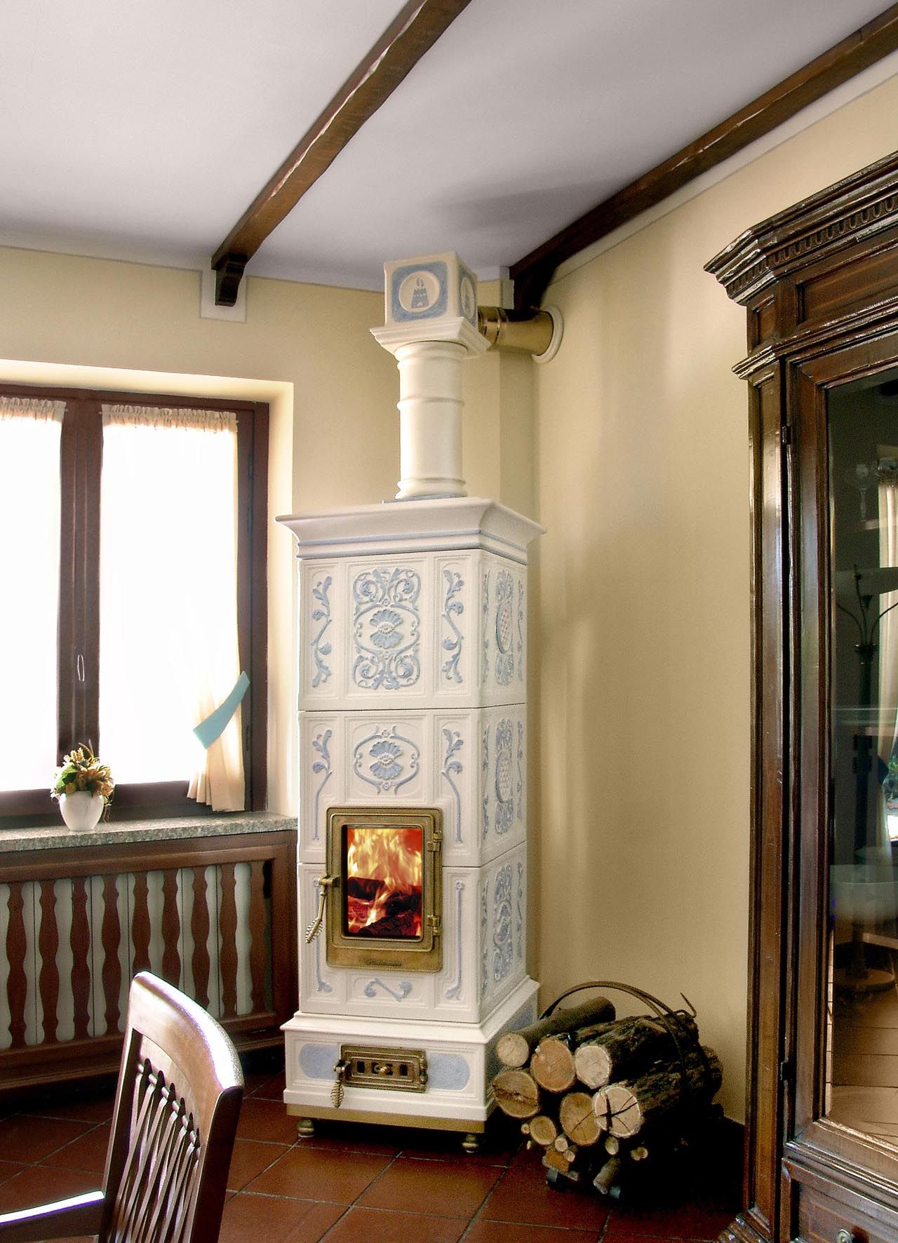 VIENNA | Stove Wood-burning ceramic stove By LA CASTELLAMONTE