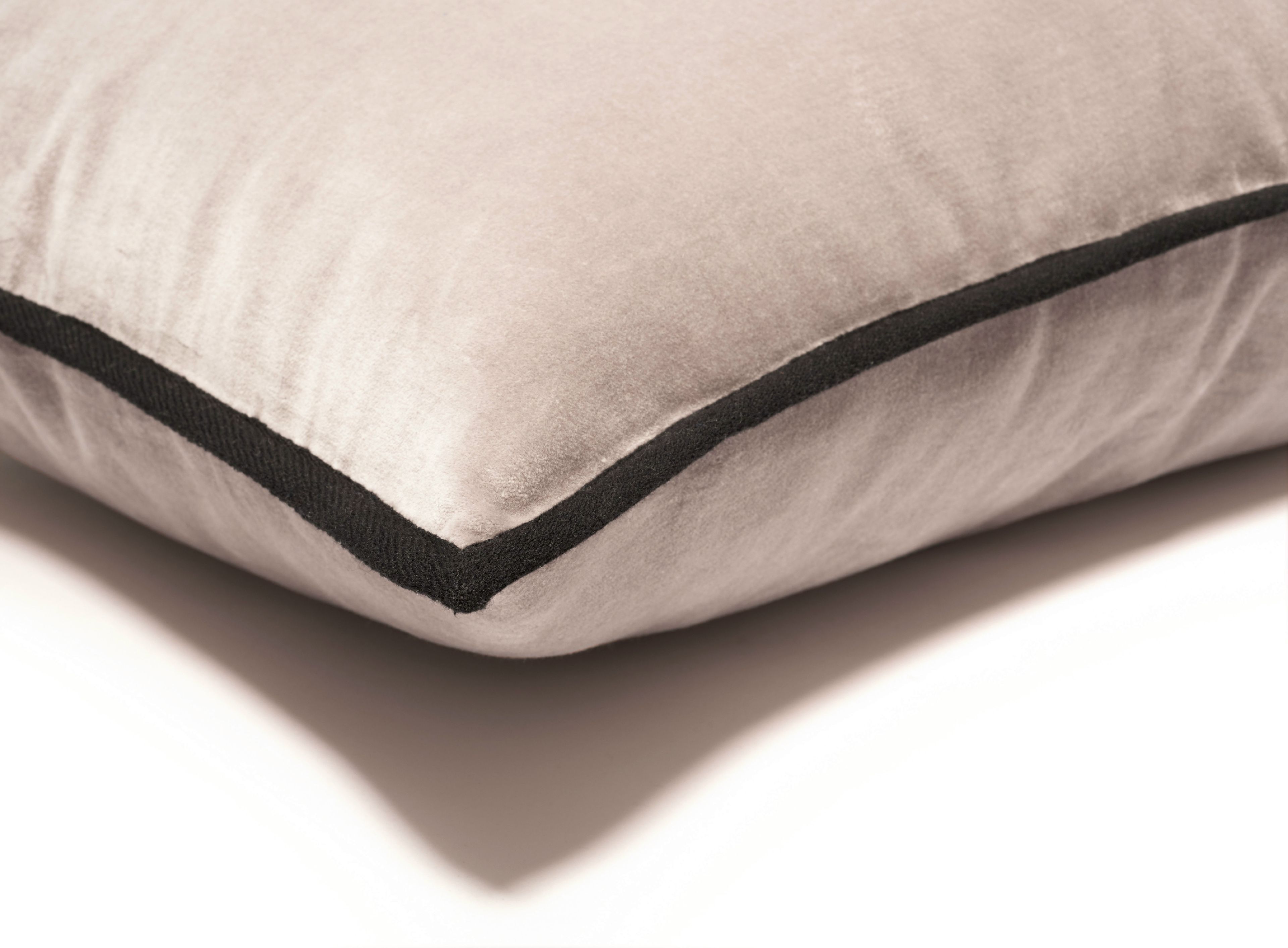 ORPHEE Rectangular velvet cushion with removable cover By Élitis