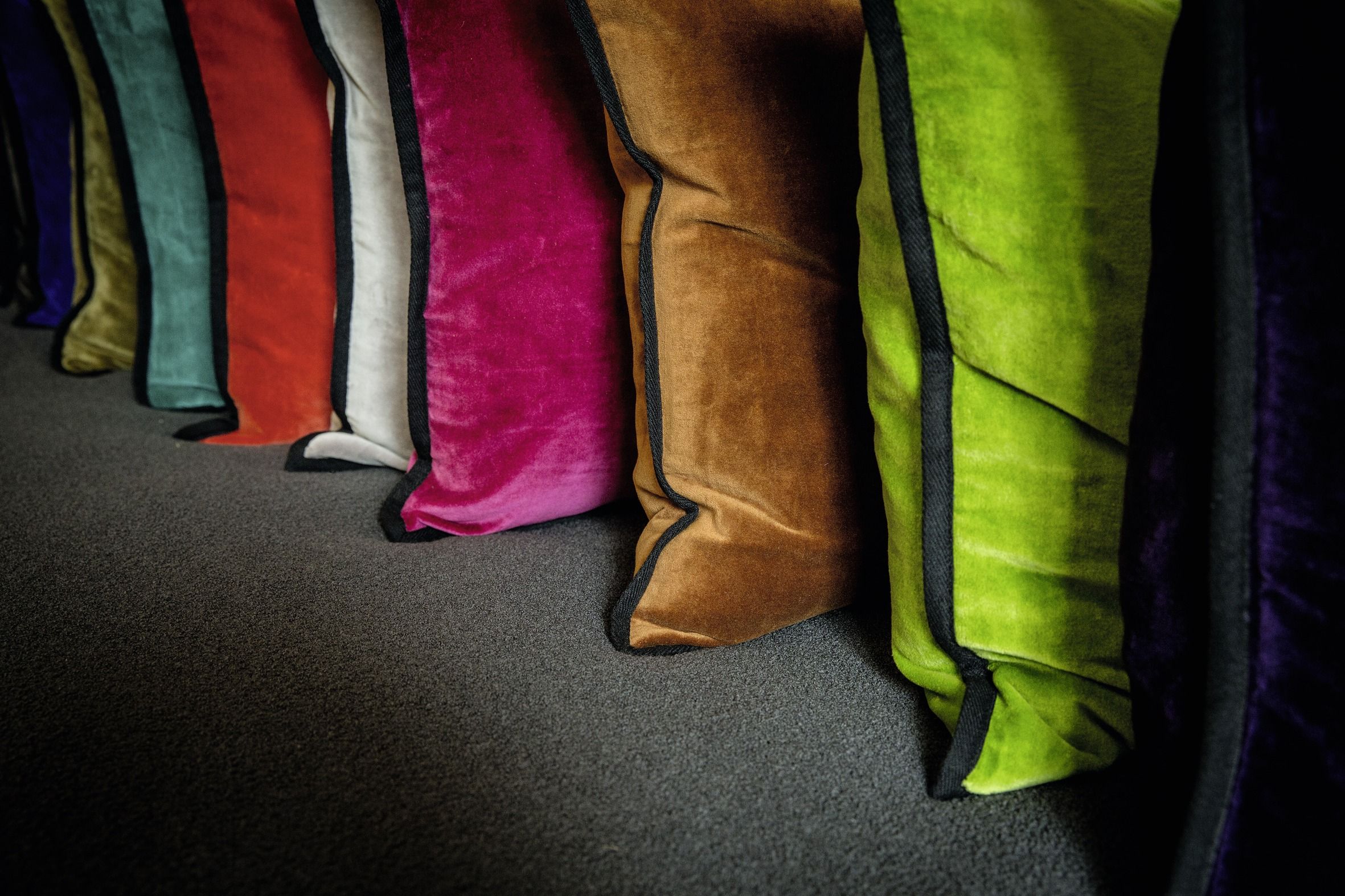 ORPHEE Rectangular velvet cushion with removable cover By Élitis