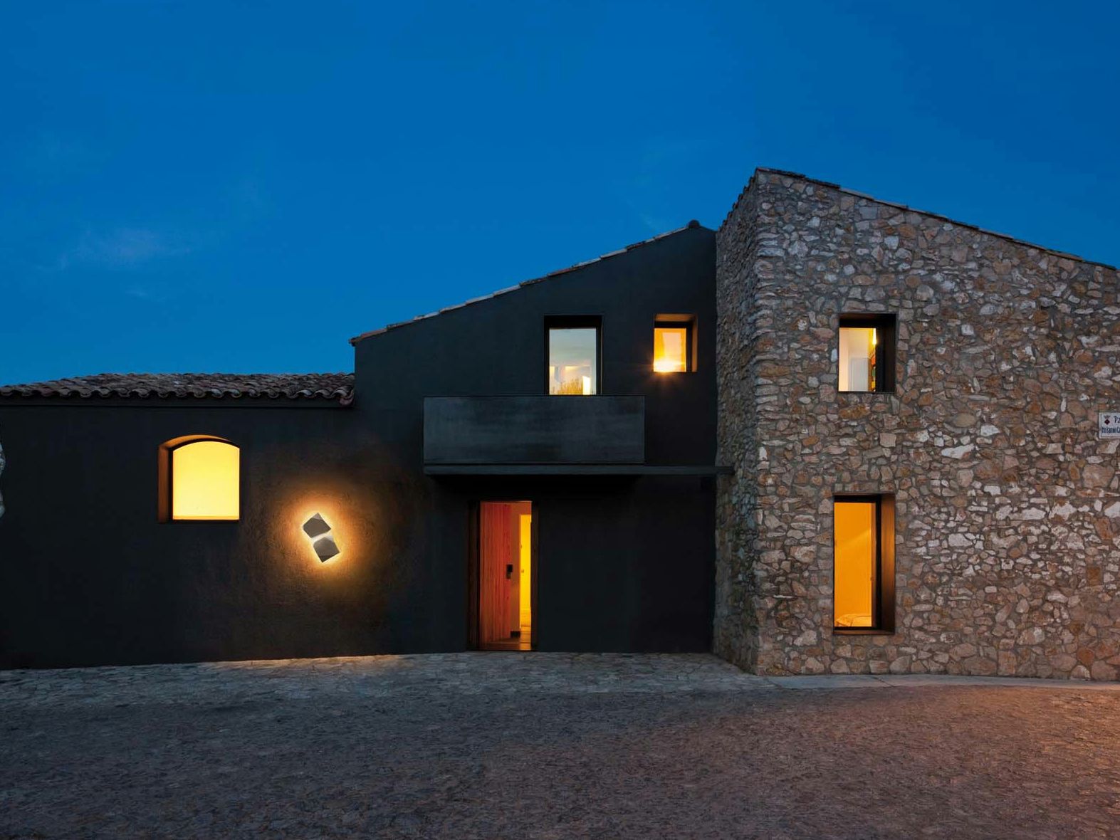 ORIGAMI LED polycarbonate wall light By Vibia | design Ramón Esteve