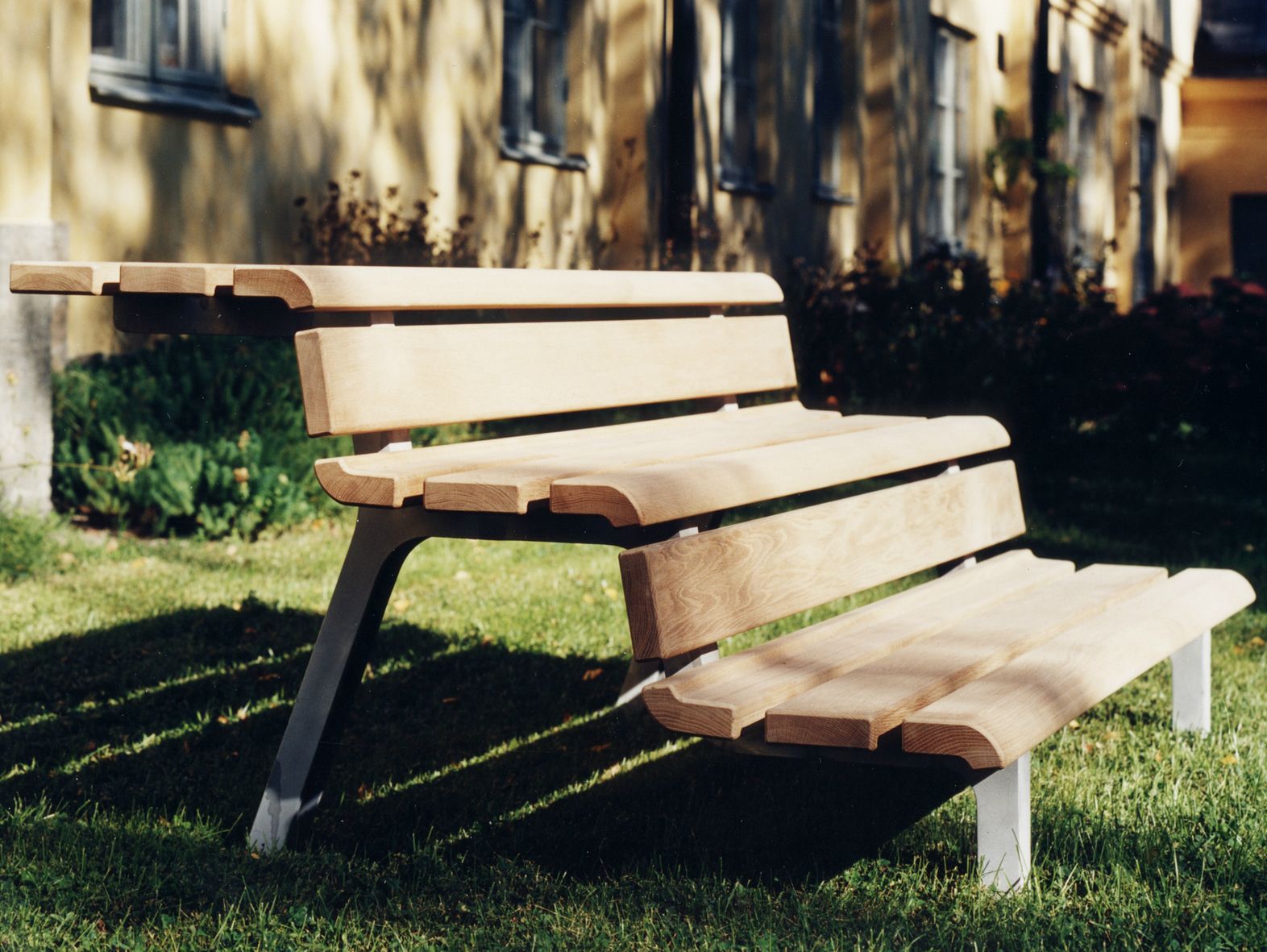 WEMBLEY Bench with back By Nola Industrier | design Thomas Bernstrand