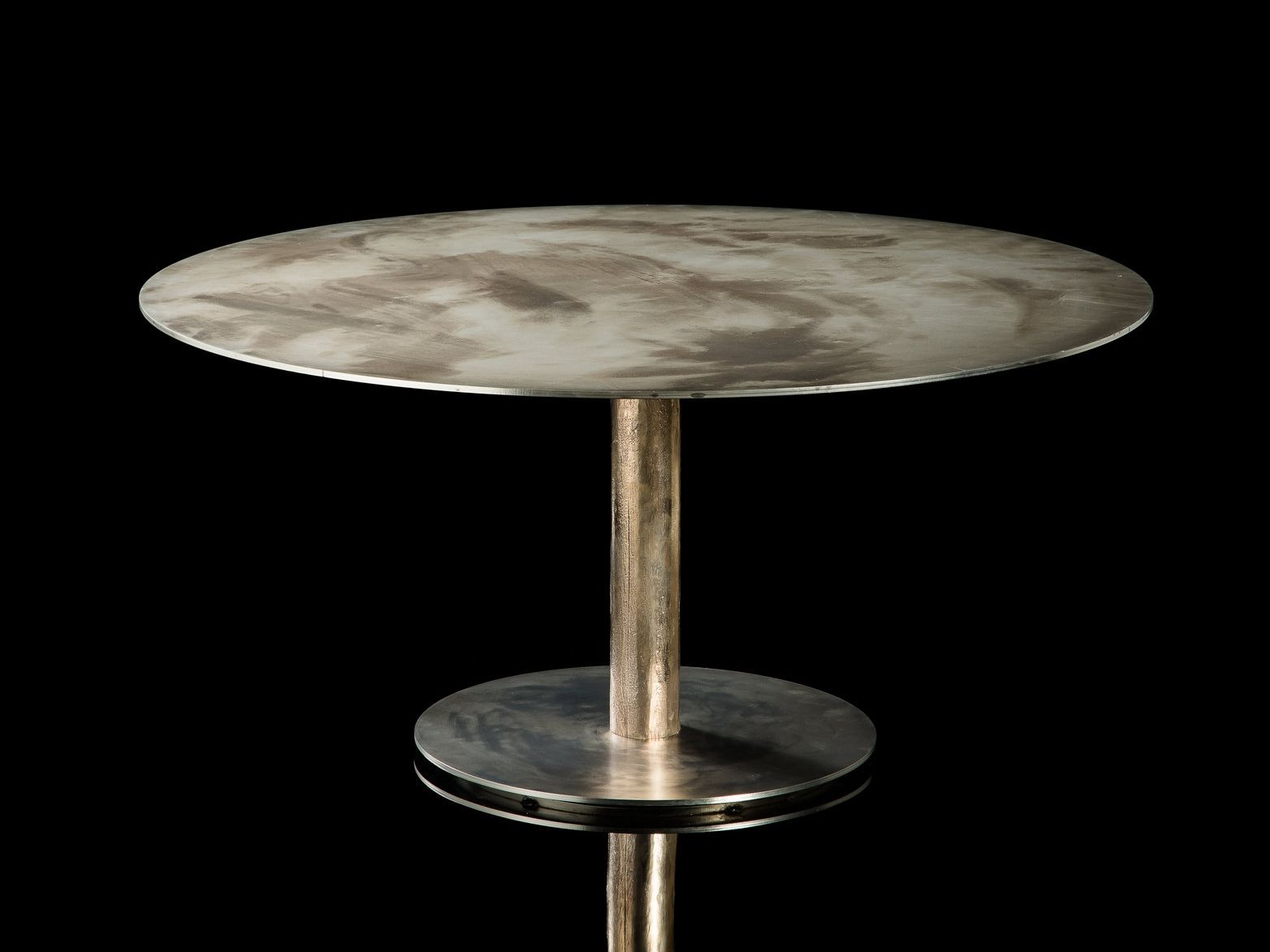 TWISTABLE Round plate side table By Henge | design Massimo Castagna
