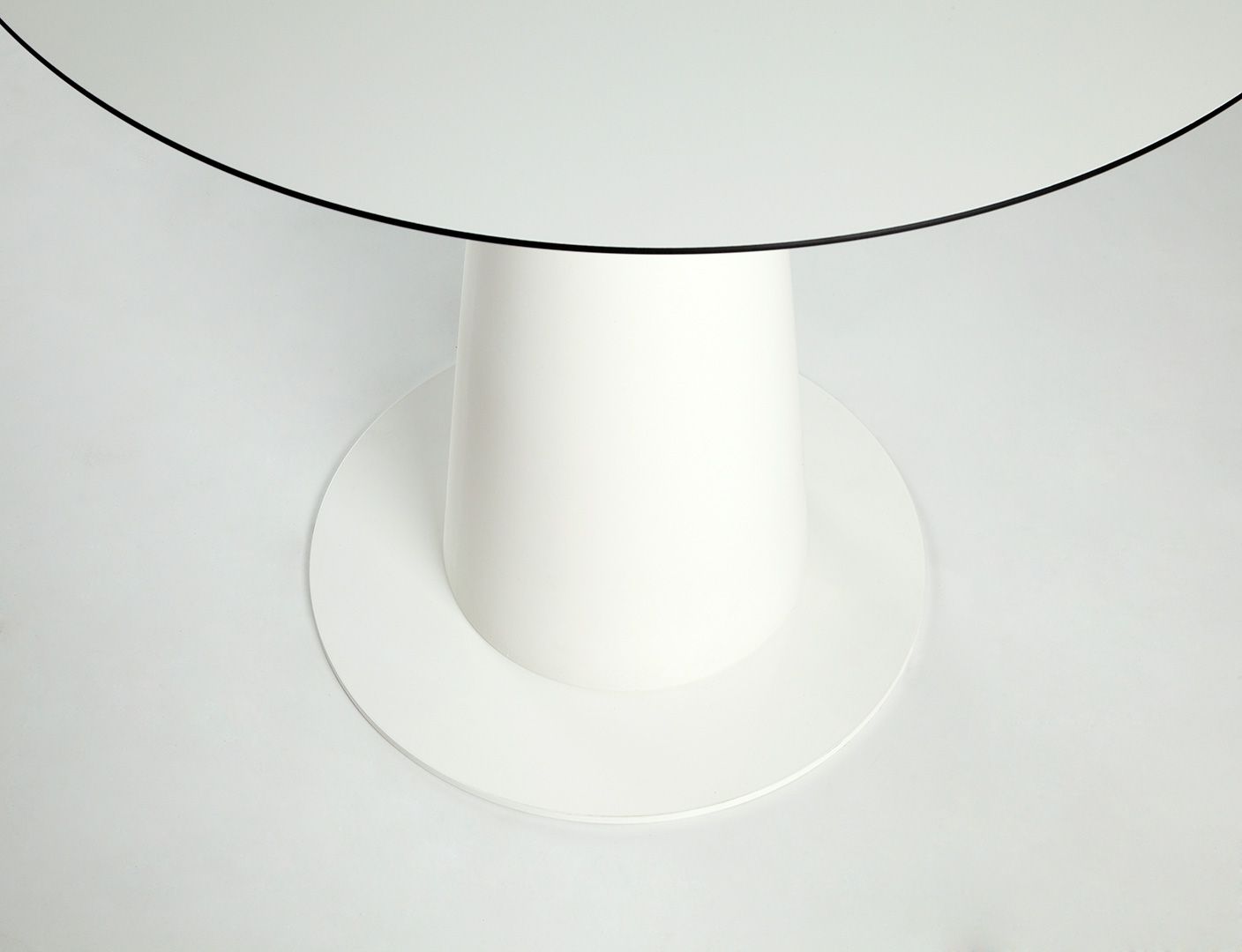 HOPLÀ | Round table By SLIDE design Marc Sadler