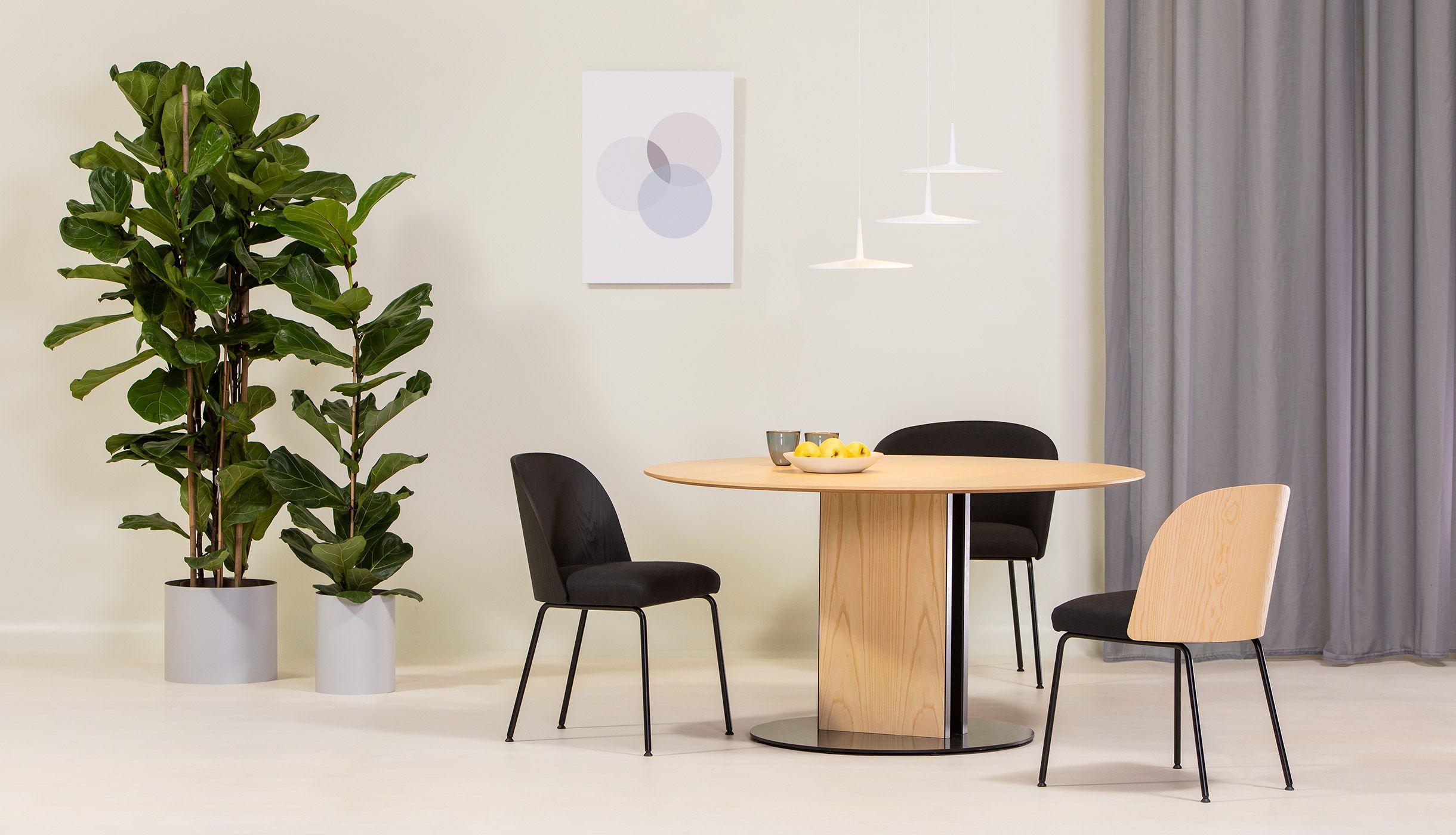 SANDWICH | Round table Round ash table By Vergés | design UNTALLER