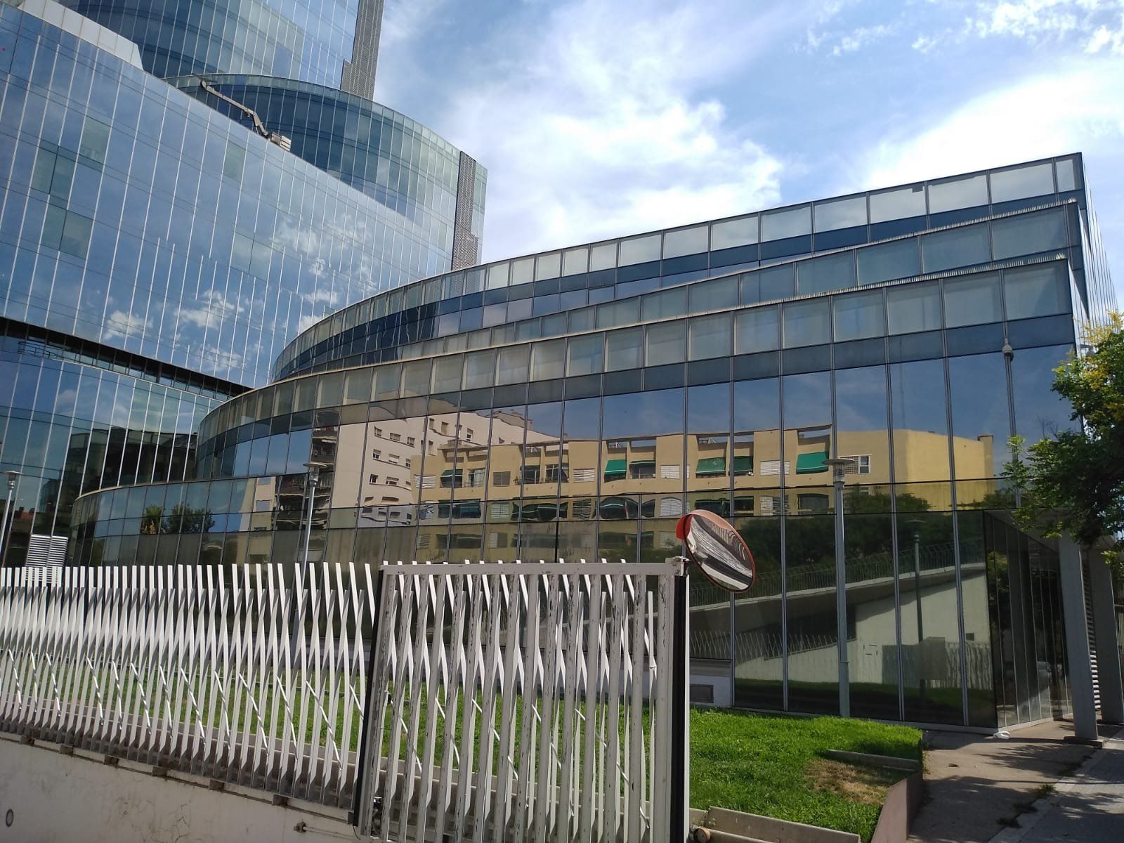 Exterior adhesive solar control window film SENTINEL PLUS SILVER 35 ...