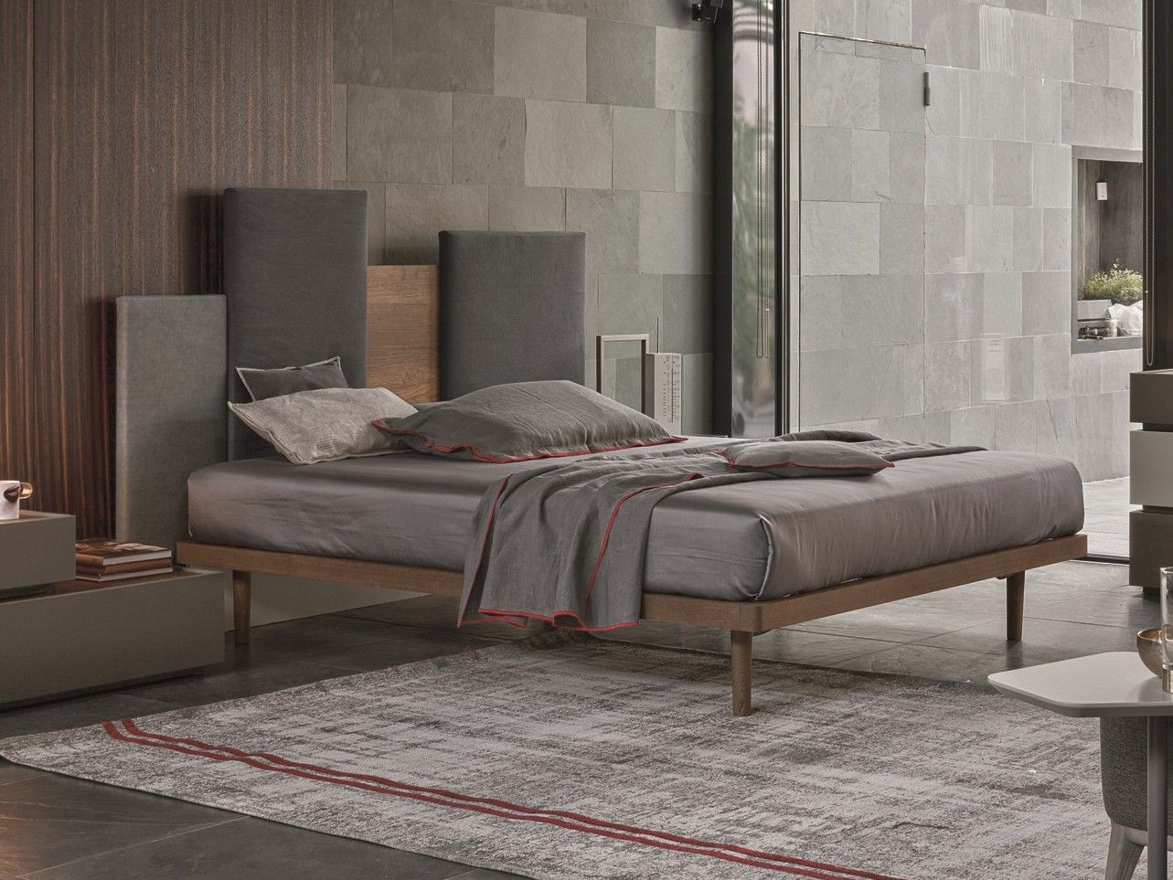 SKYLINE | Bed with high headboard By Tomasella