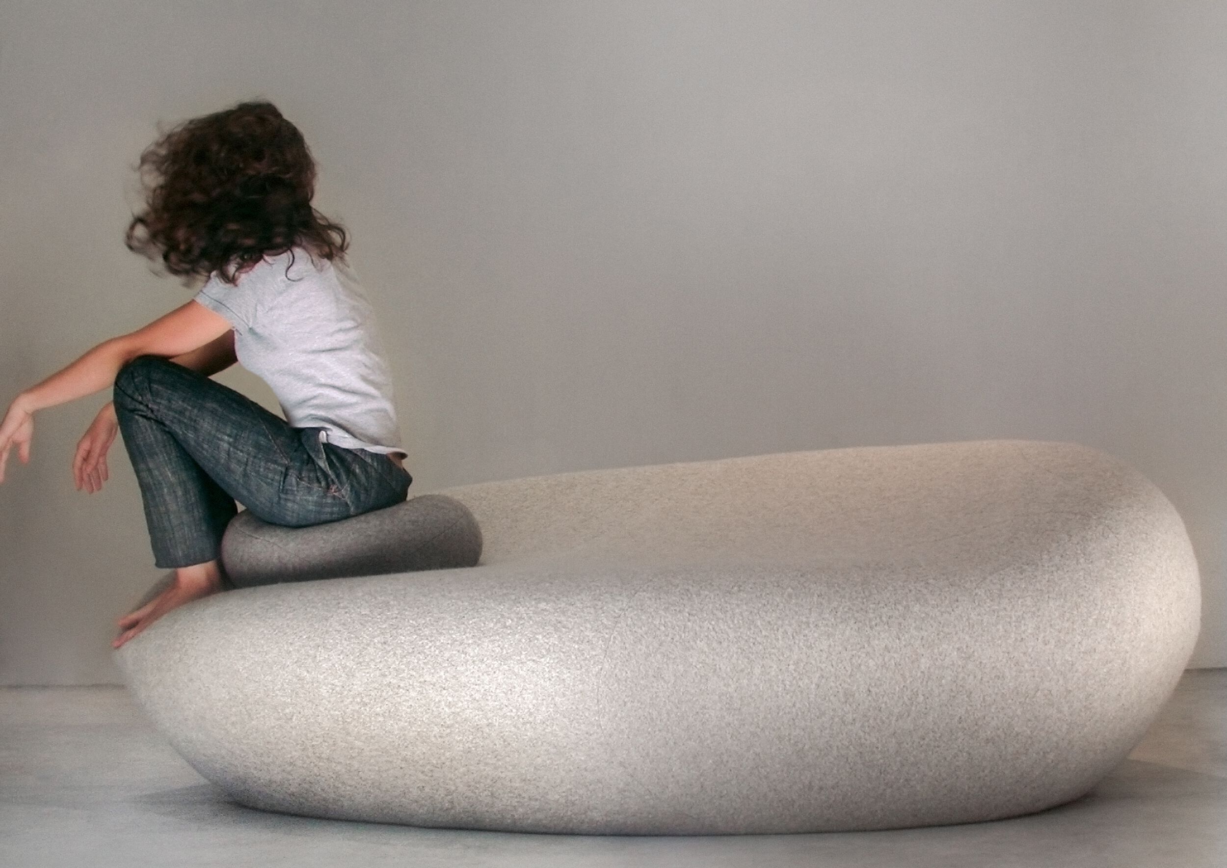 LIVINGSTONES - ENZA Divano in lana a 2 posti By smarin | design Stéphanie Marin