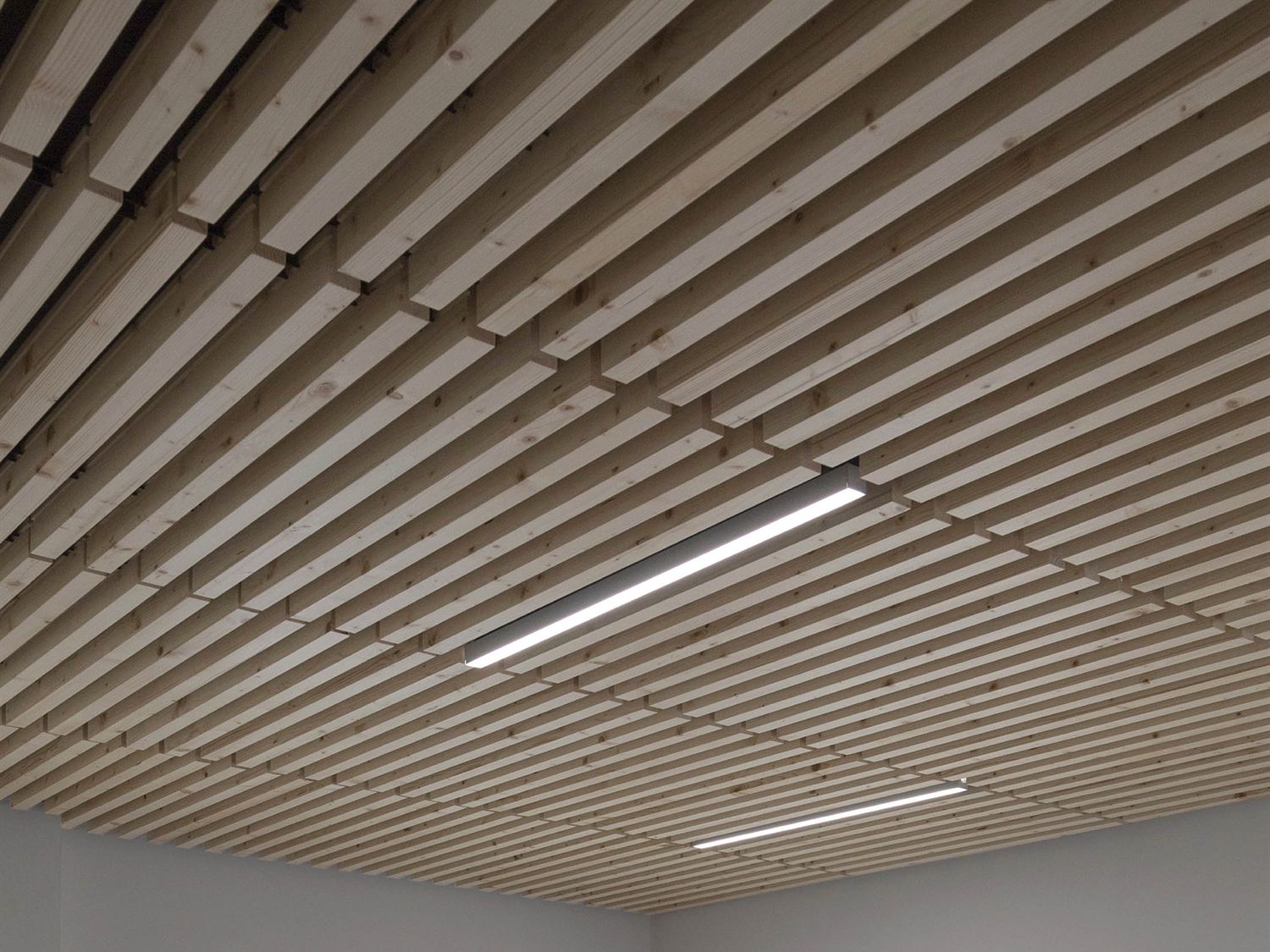 SOLID WOOD LAMELLA 302 • 504 Ceiling panels By CBI Europe