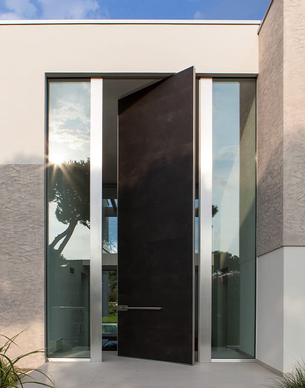 Porta d'ingresso a bilico blindata con serratura elettronica SYNUA ...