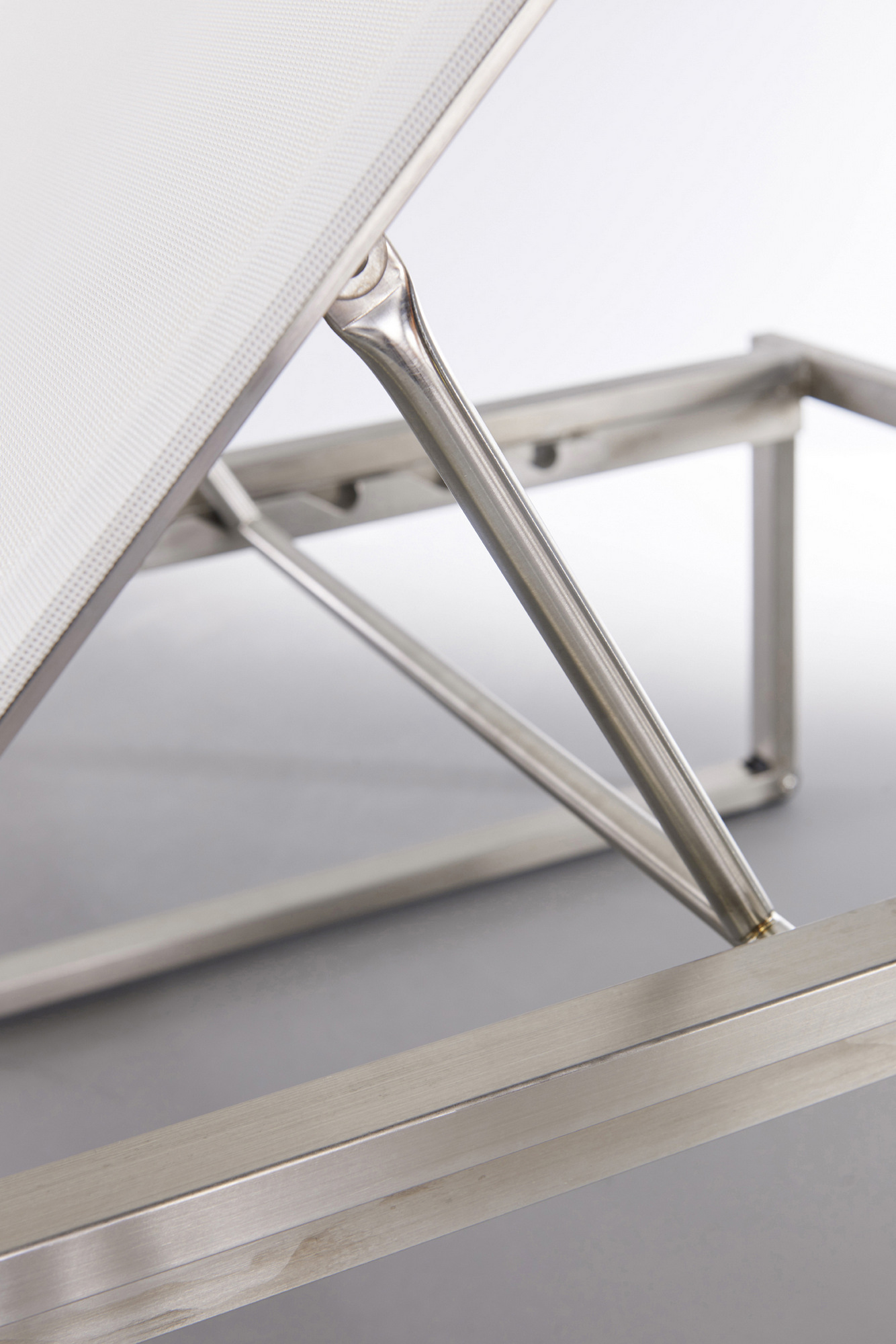 Stackable stainless steel sun lounger THETIS By MOBIKA GARDEN