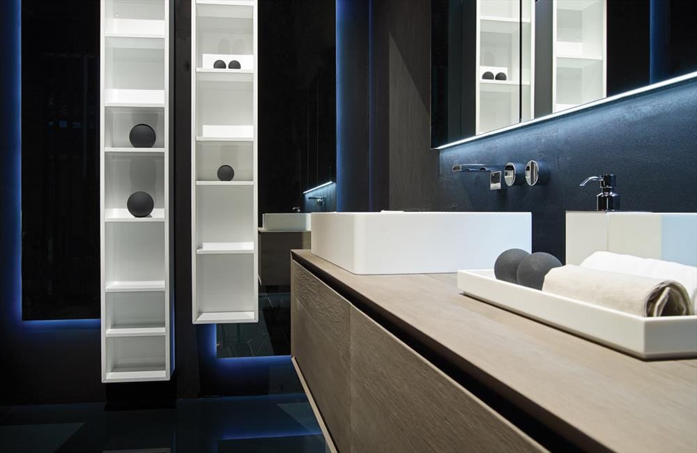 UNIT | Vertical wall cabinet By RIFRA