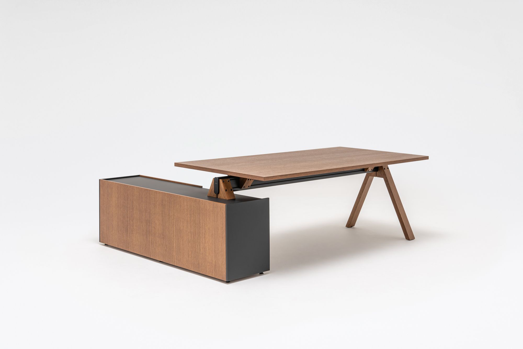 VIGA Sectional L-shaped wooden office desk with shelves By MDD | design YONOH