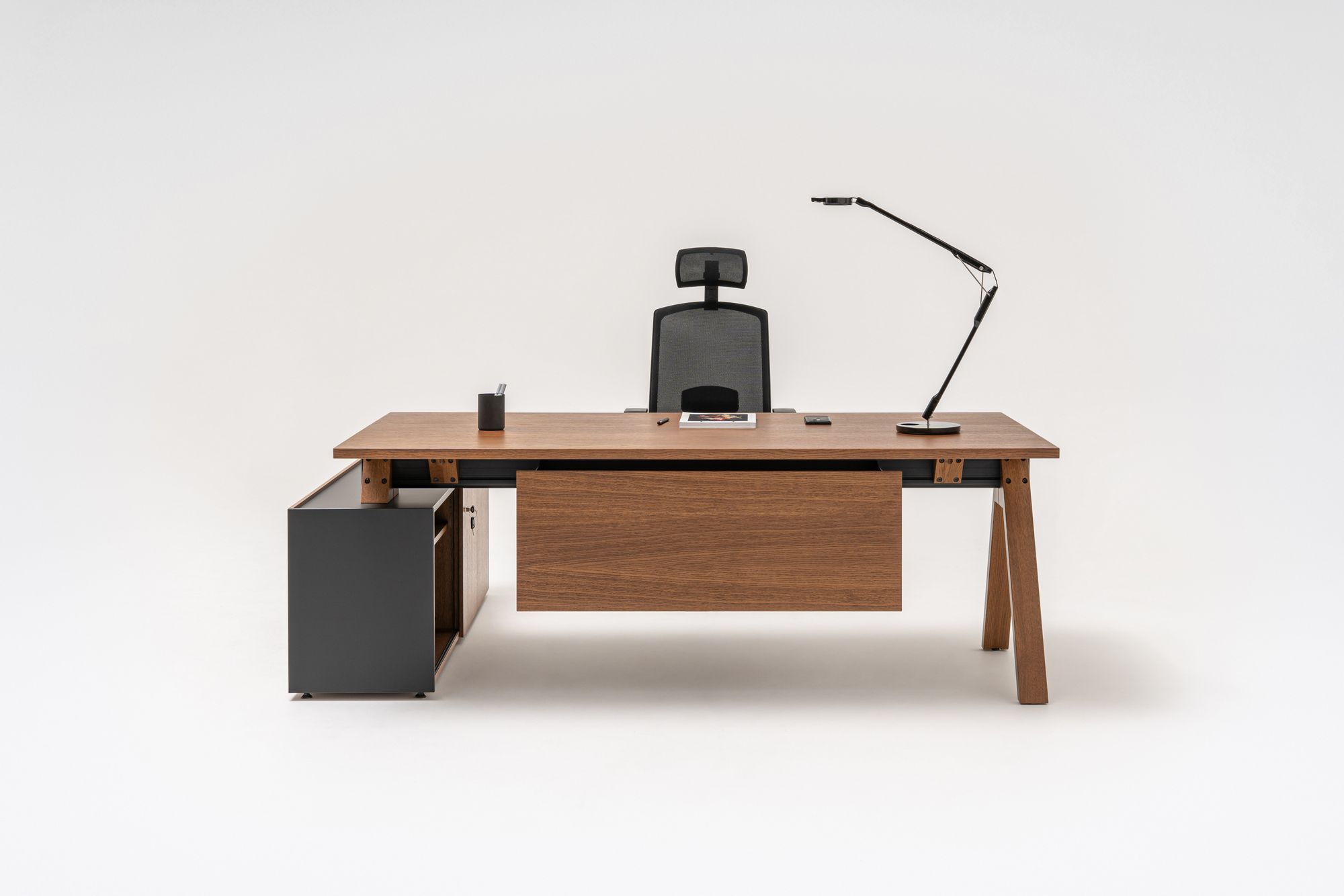 VIGA Sectional L-shaped wooden office desk with shelves By MDD | design YONOH