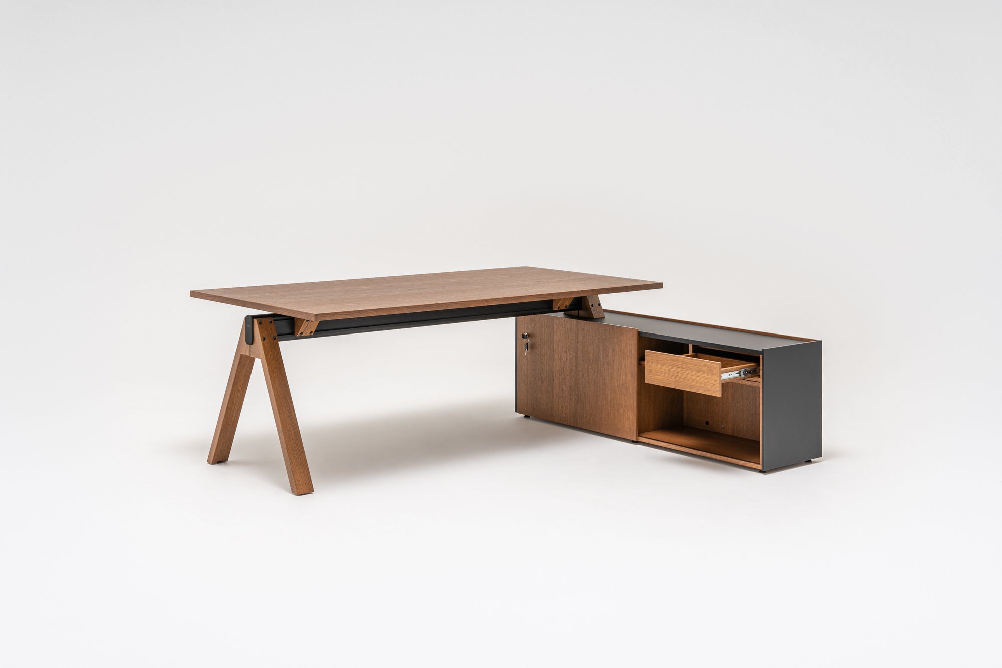 VIGA Sectional L-shaped wooden office desk with shelves By MDD | design YONOH