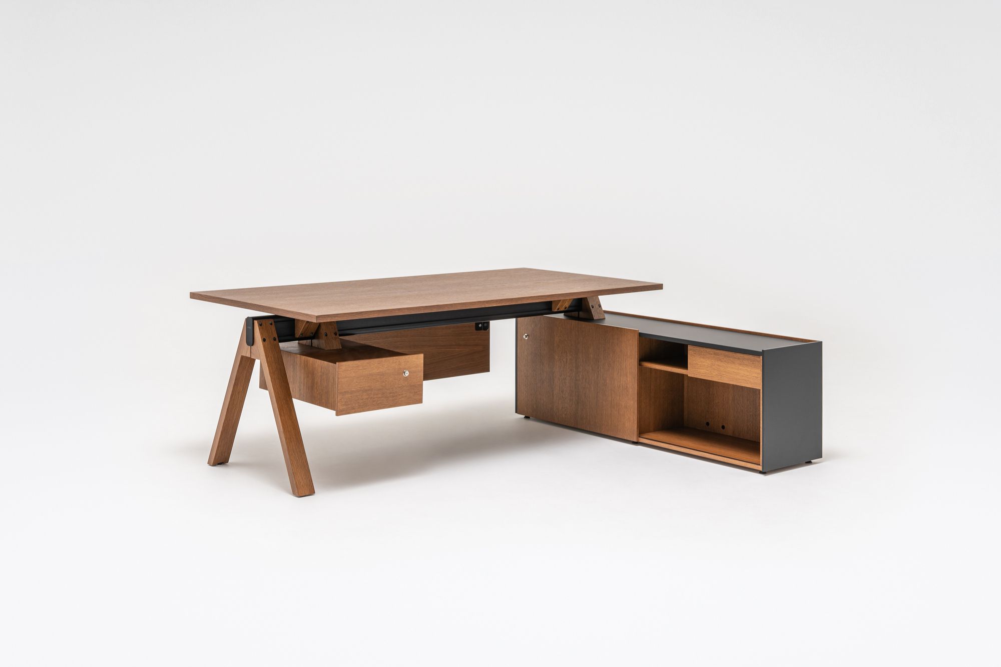 VIGA Sectional L-shaped wooden office desk with shelves By MDD | design YONOH