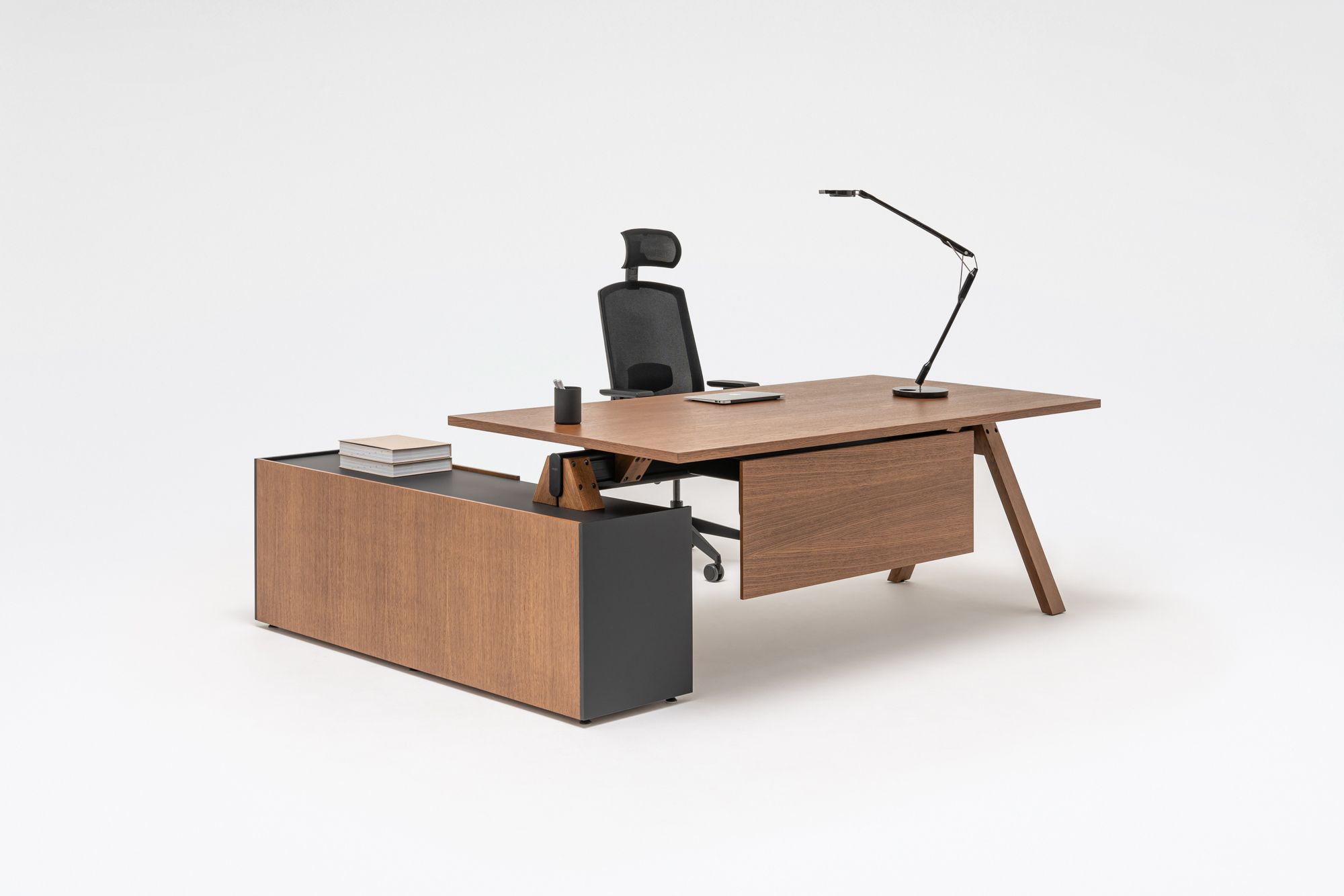 VIGA Sectional L-shaped wooden office desk with shelves By MDD | design ...