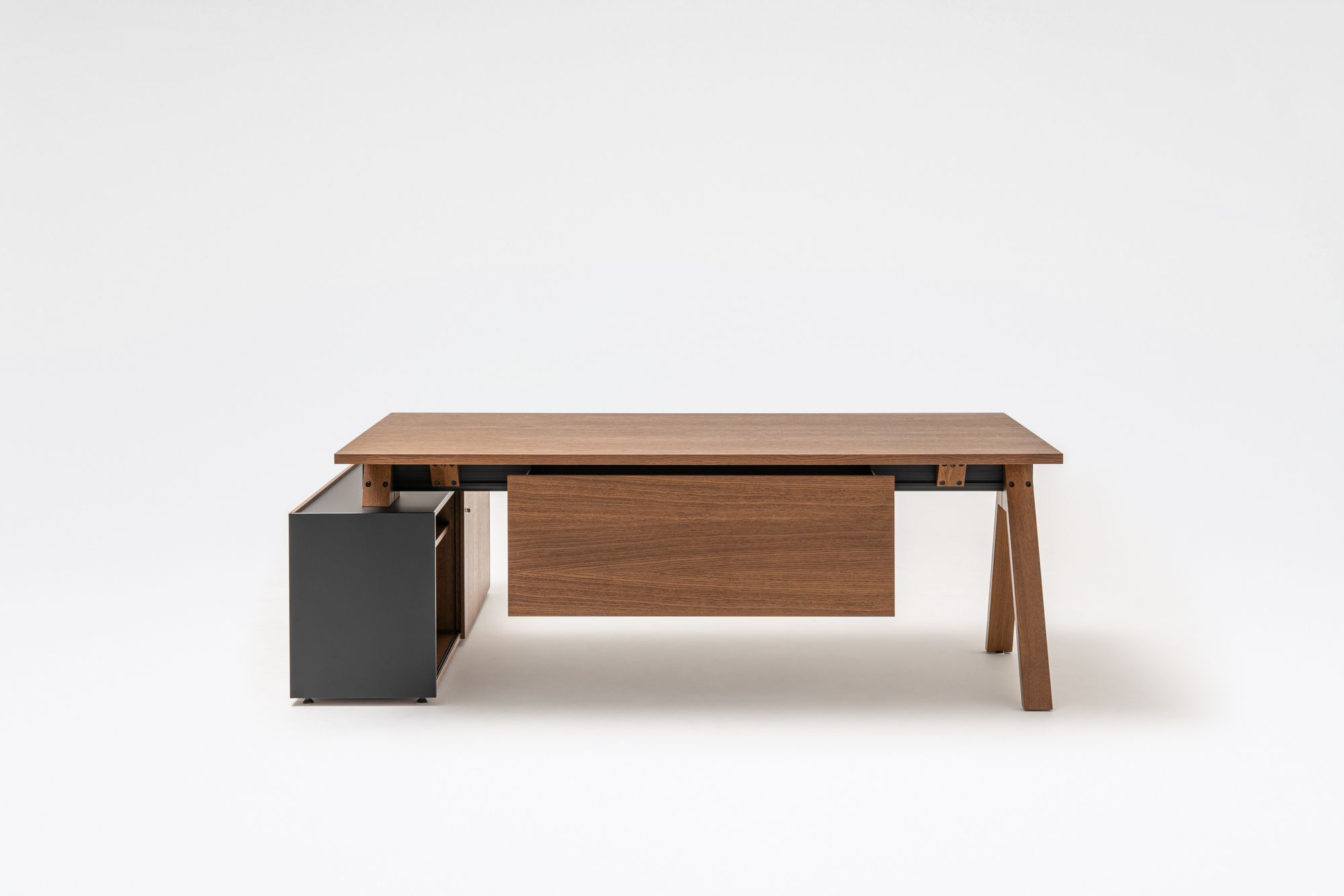 VIGA Sectional L-shaped wooden office desk with shelves By MDD | design YONOH
