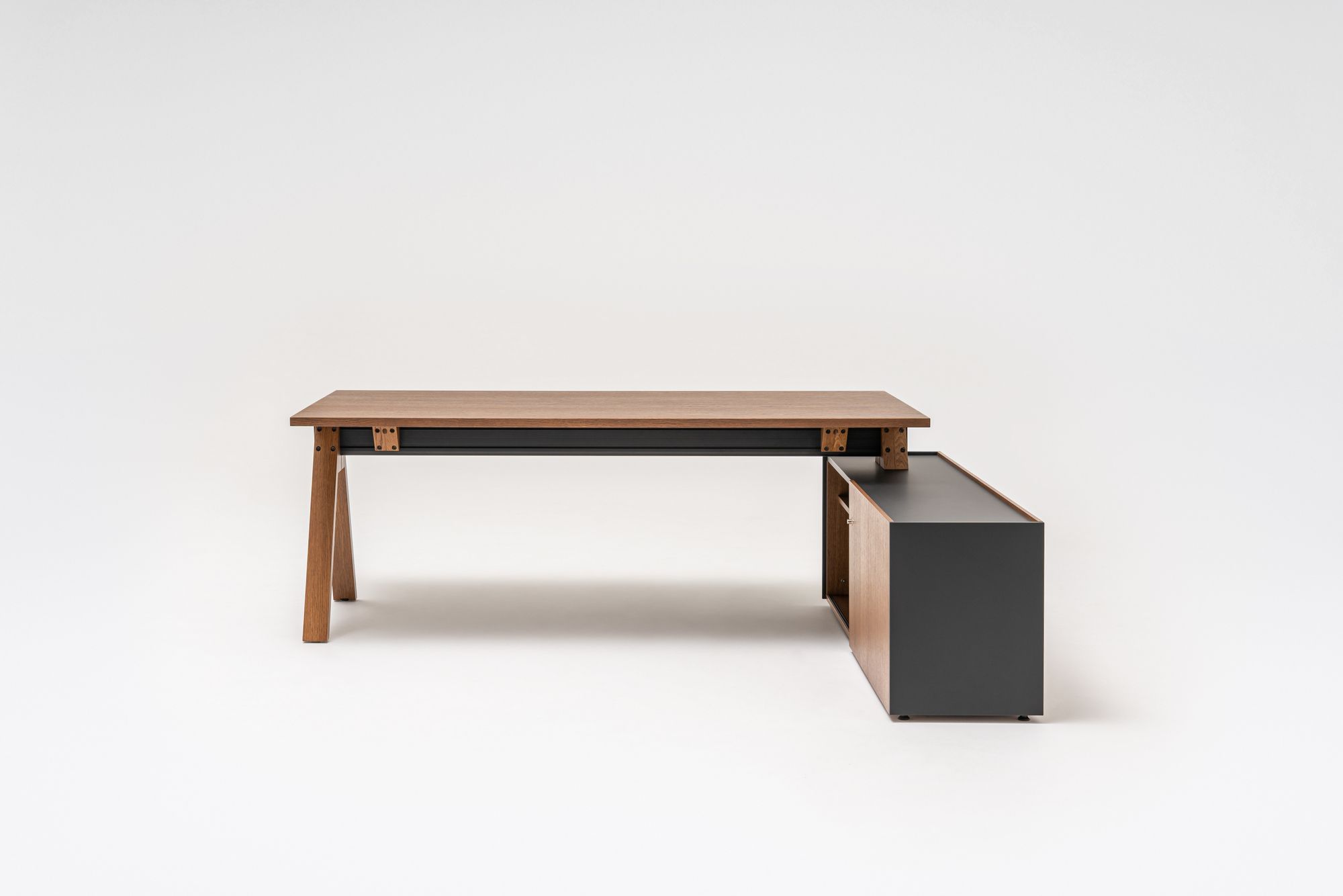 VIGA Sectional L-shaped wooden office desk with shelves By MDD | design YONOH