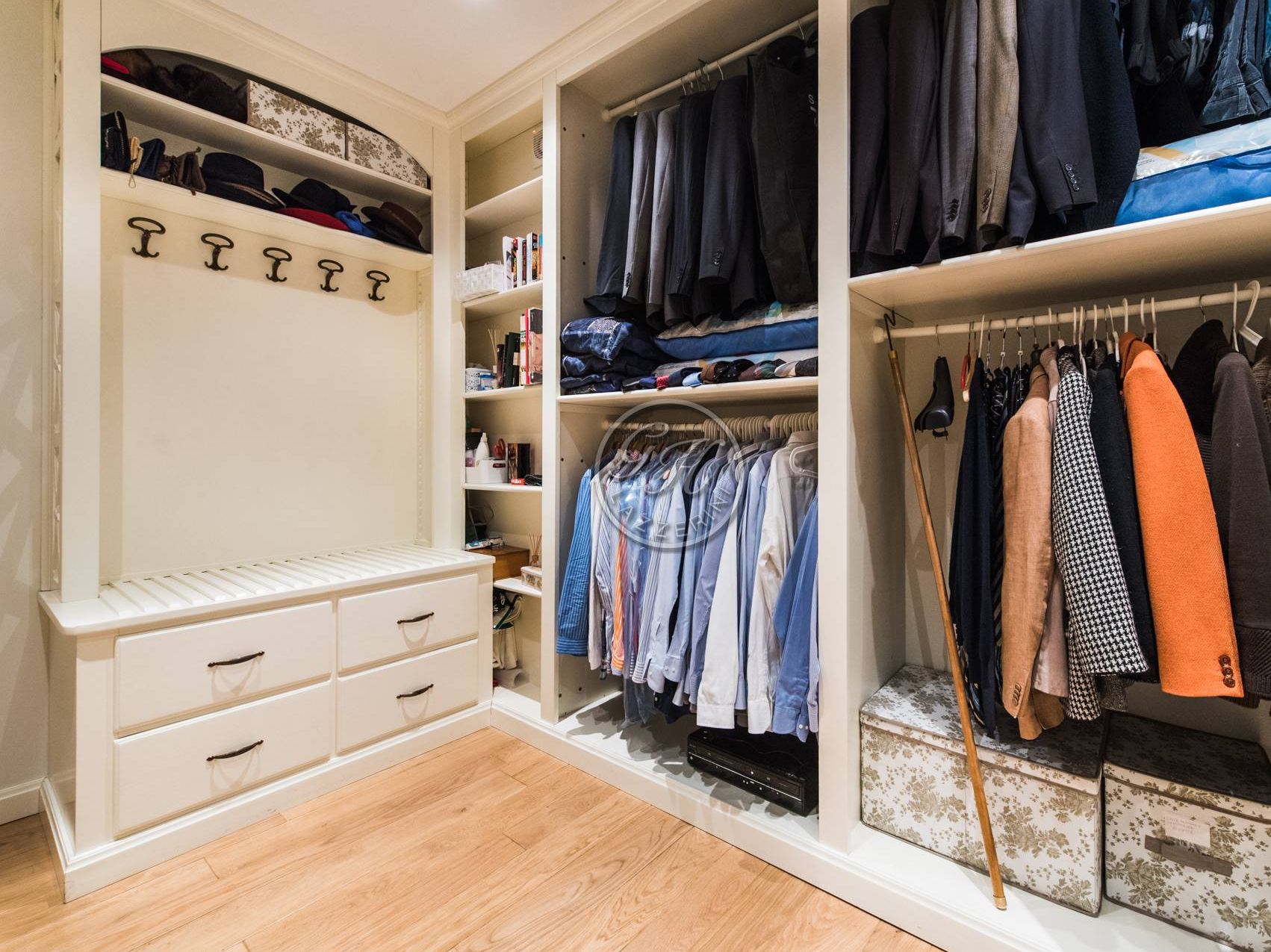 Walk-in closet 8 Custom solid wood walk-in wardrobe By GH LAZZERINI