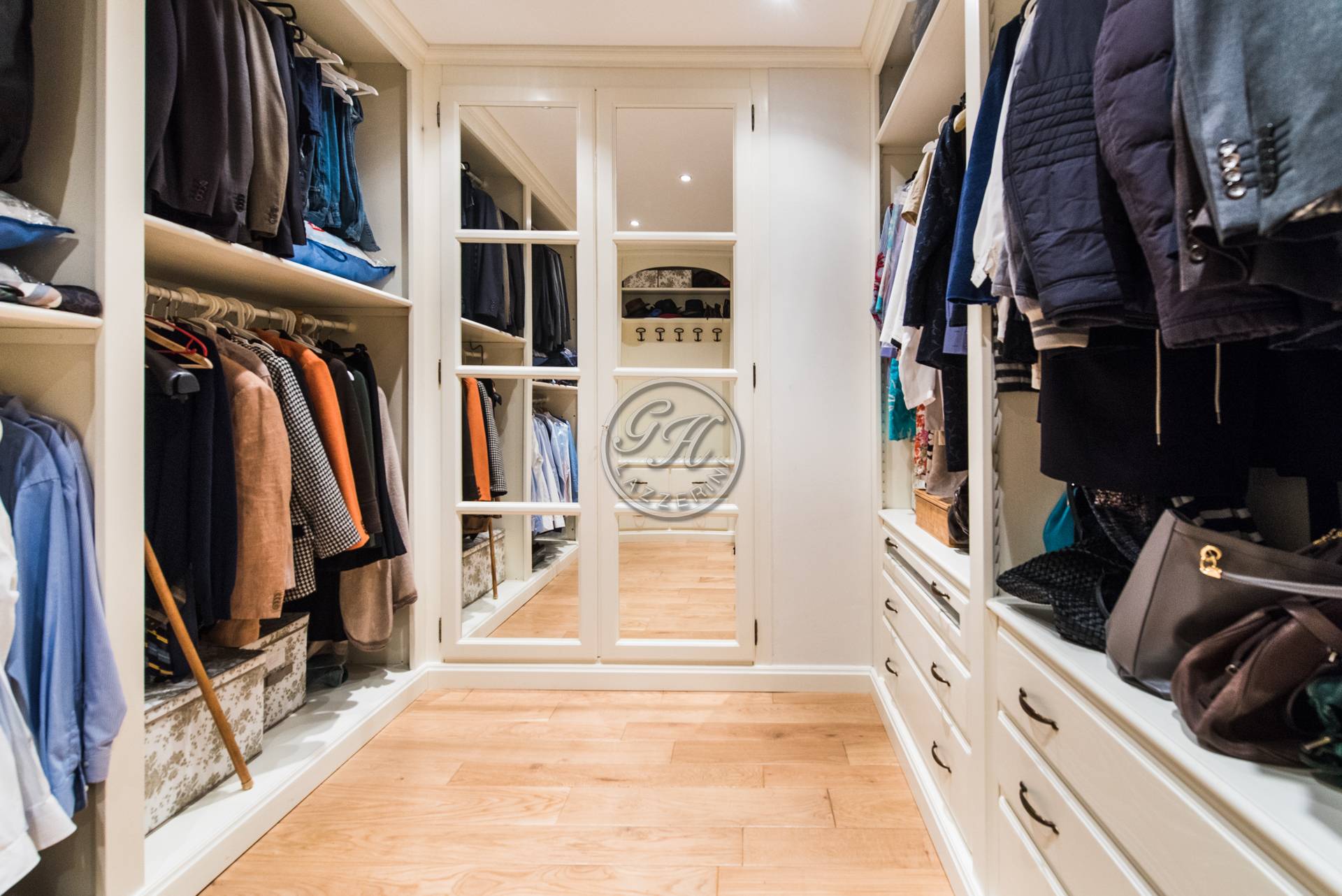Walk-in closet 8 Custom solid wood walk-in wardrobe By GH LAZZERINI