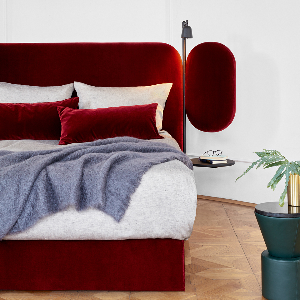 WINGS Velvet bed with adjustable headrest By Wittmann | design Jaime Hayon