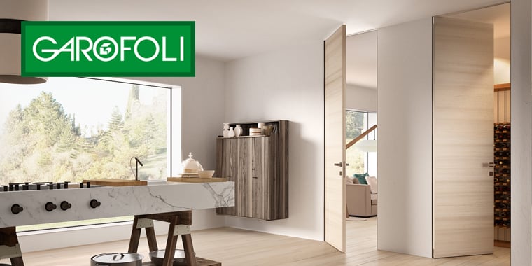 Reversible flush-wall door with push or pull opening